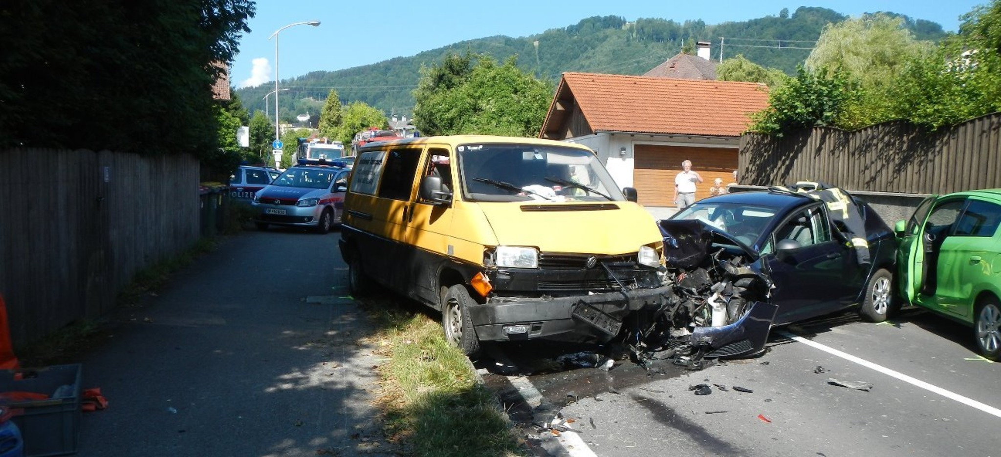 Schwerer Verkehrsunfall (3 Fahrzeuge) fordert mehrere Verletzte - Salzkammergut