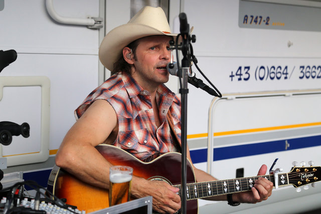 Michael Stone spielt gemeinsam mit Truck Stop in Asten - Enns