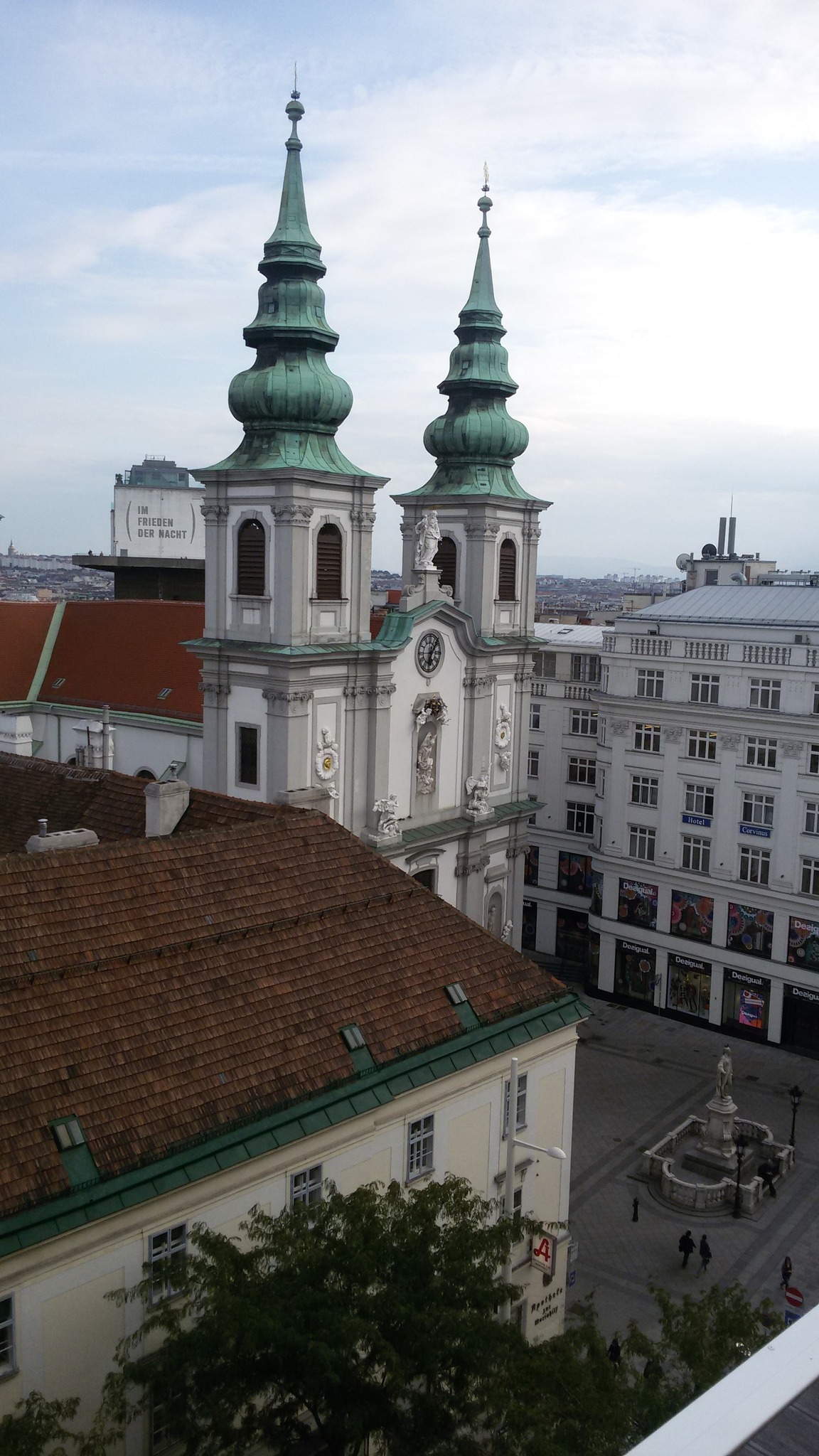 Mariahilfkirche von oben, dahinter das Haus des Meeres - Neubau