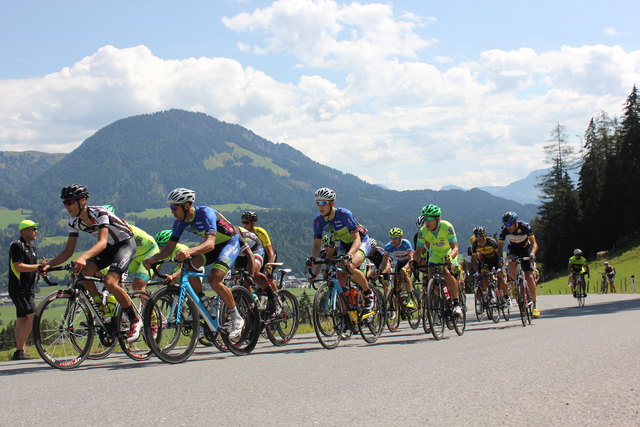 Matthias Forsthuber (Team ESIN) sprintet auf Platz 2 beim Radweltpokal ...