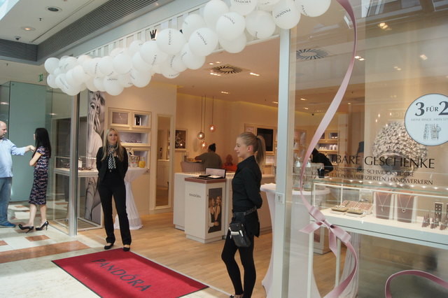Hochkarätige Gäste bei Eröffnung von Pandora Flagship Concept Store ...