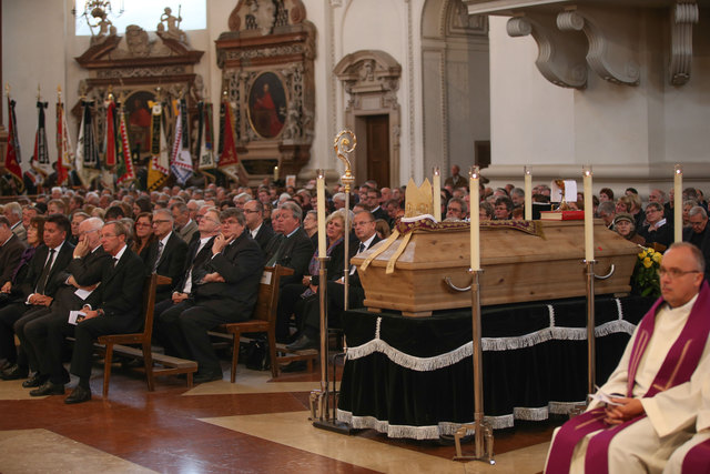 1.000 Gläubige nahmen Abschied von Alterzbischof Georg Eder - Salzburg ...