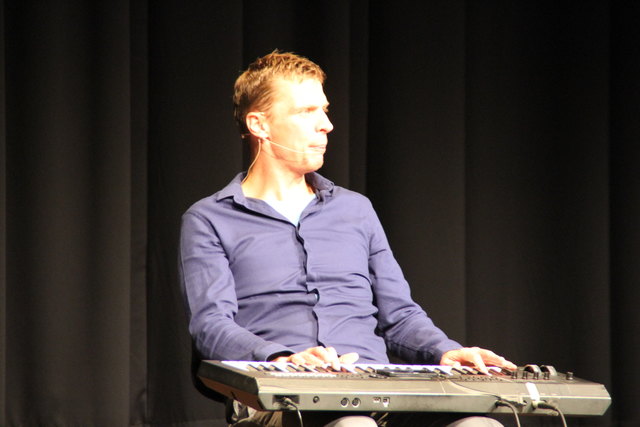 “Weltwundern”: Kabarettist Klaus Eckel gastierte im Kult in Hof - Flachgau