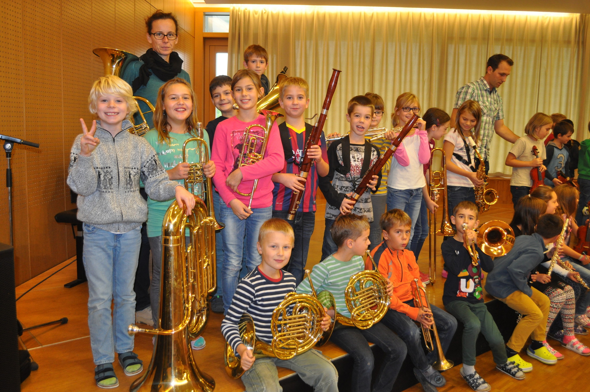 Ein ganze Schulklasse musiziert im Unterricht - Korneuburg