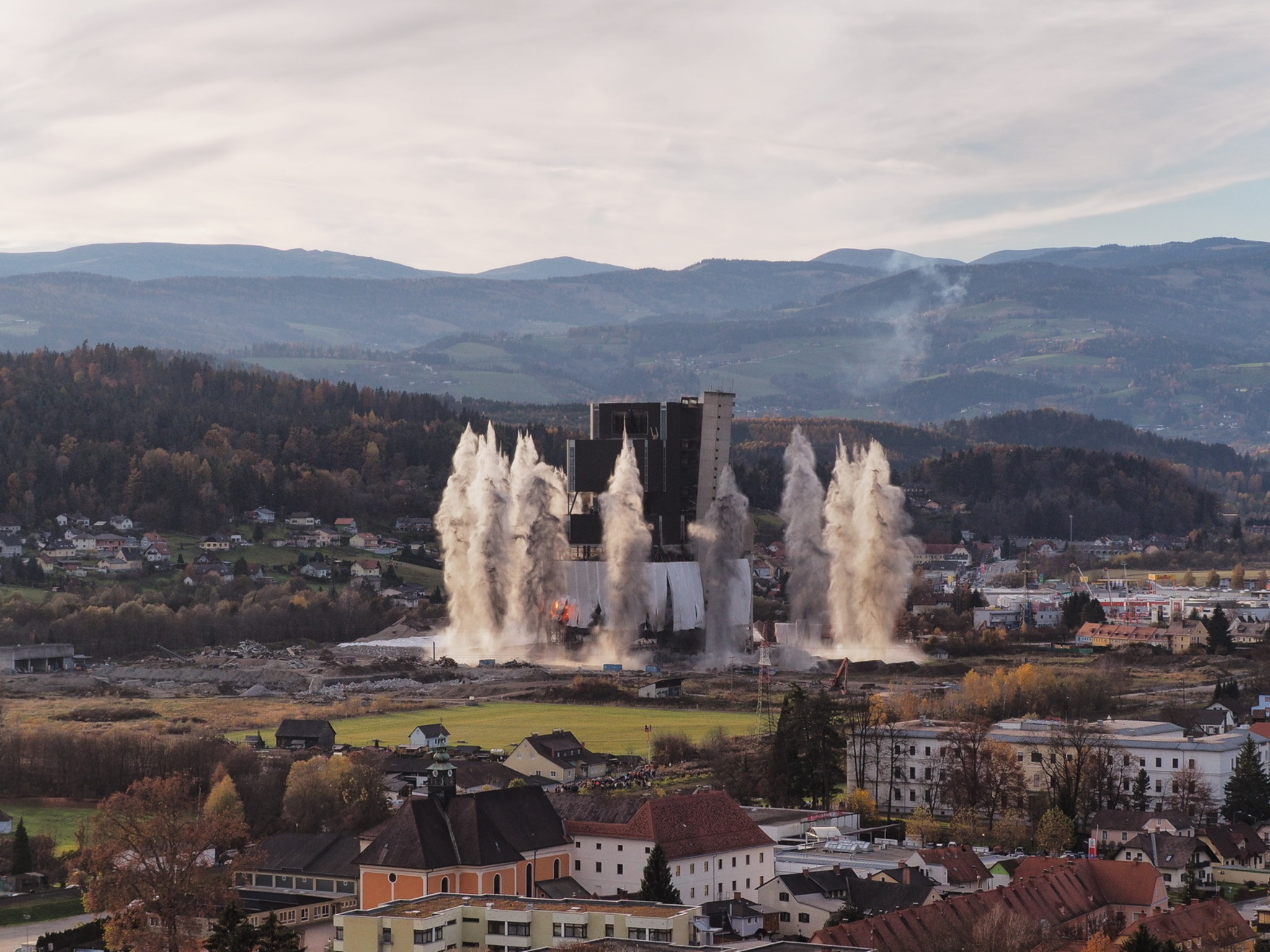 Beeindruckende Bilder während und nach der ÖDK-Sprengung in Voitsberg ...