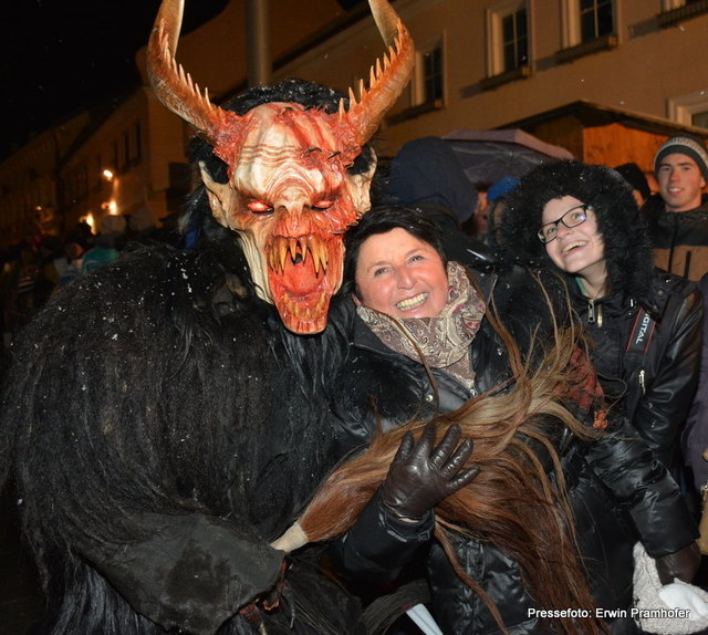 Perchtenlauf in St.Oswald/Fr. - 13 Gruppen mit über 250 Perchten ...