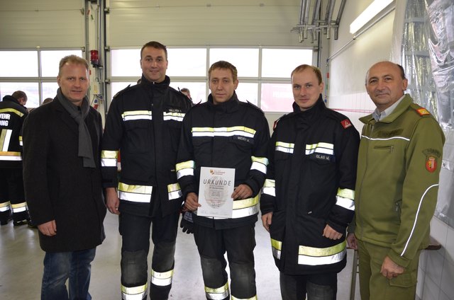 Drei Kameraden aus Wallensham erhielten erstmals das ...