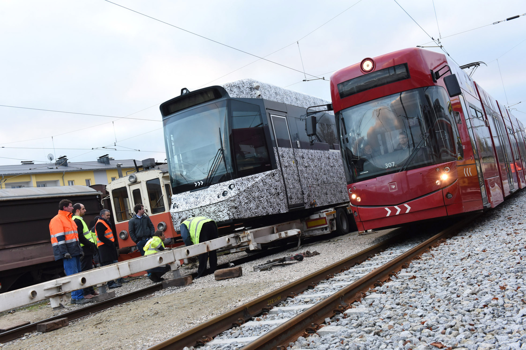 Erste Garnitur der stadt.regio.tram angekommen - Salzkammergut