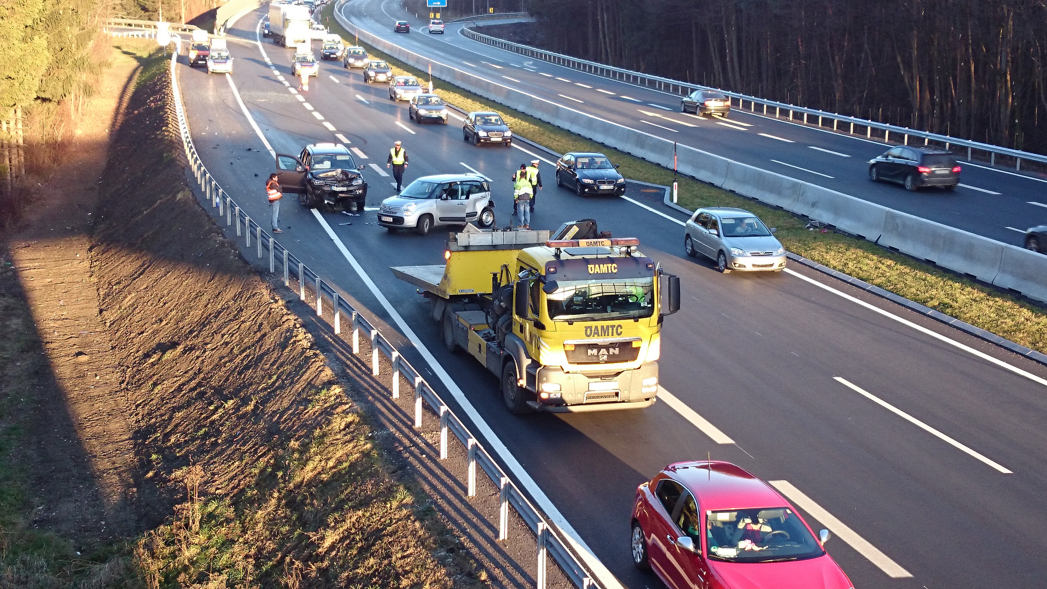 A12: Bei Auffahrunfall gegen Leitschiene gekracht - Kufstein