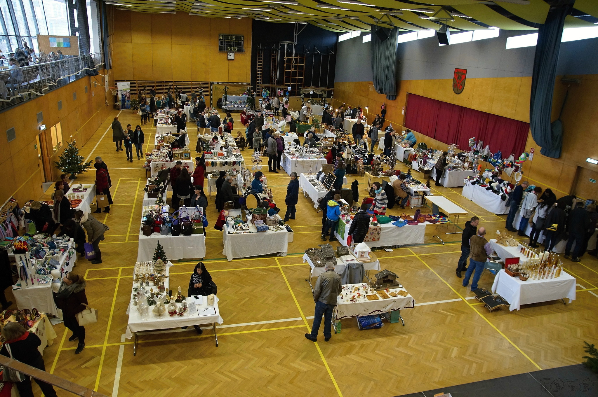 Weihnachtsmarkt der Liebocher Kofferleit in der Veranstaltungshalle in ...