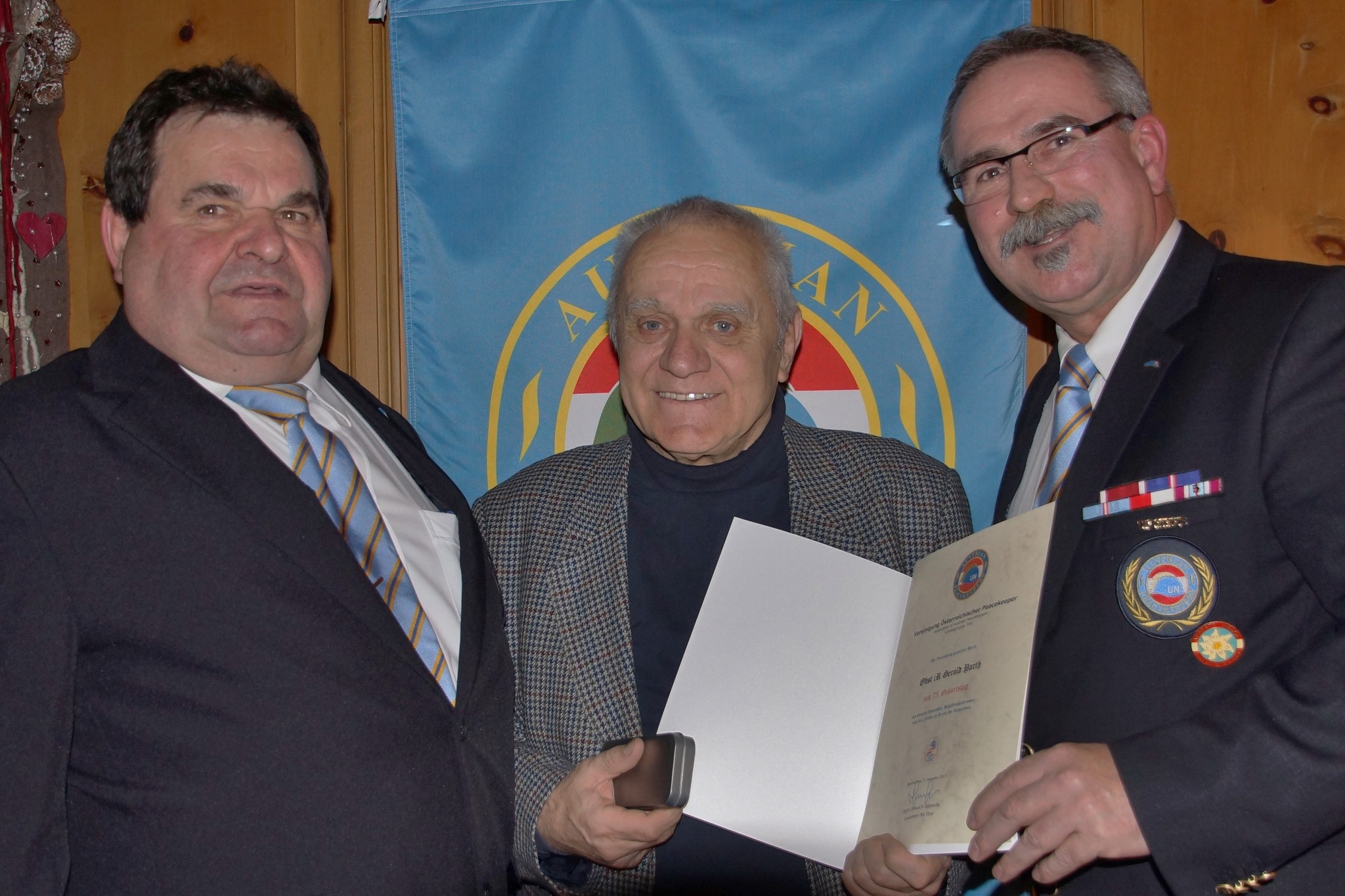 Oberländer Blauhelme gratulieren Oberst i.R. Gerold Parth zum 75er ...