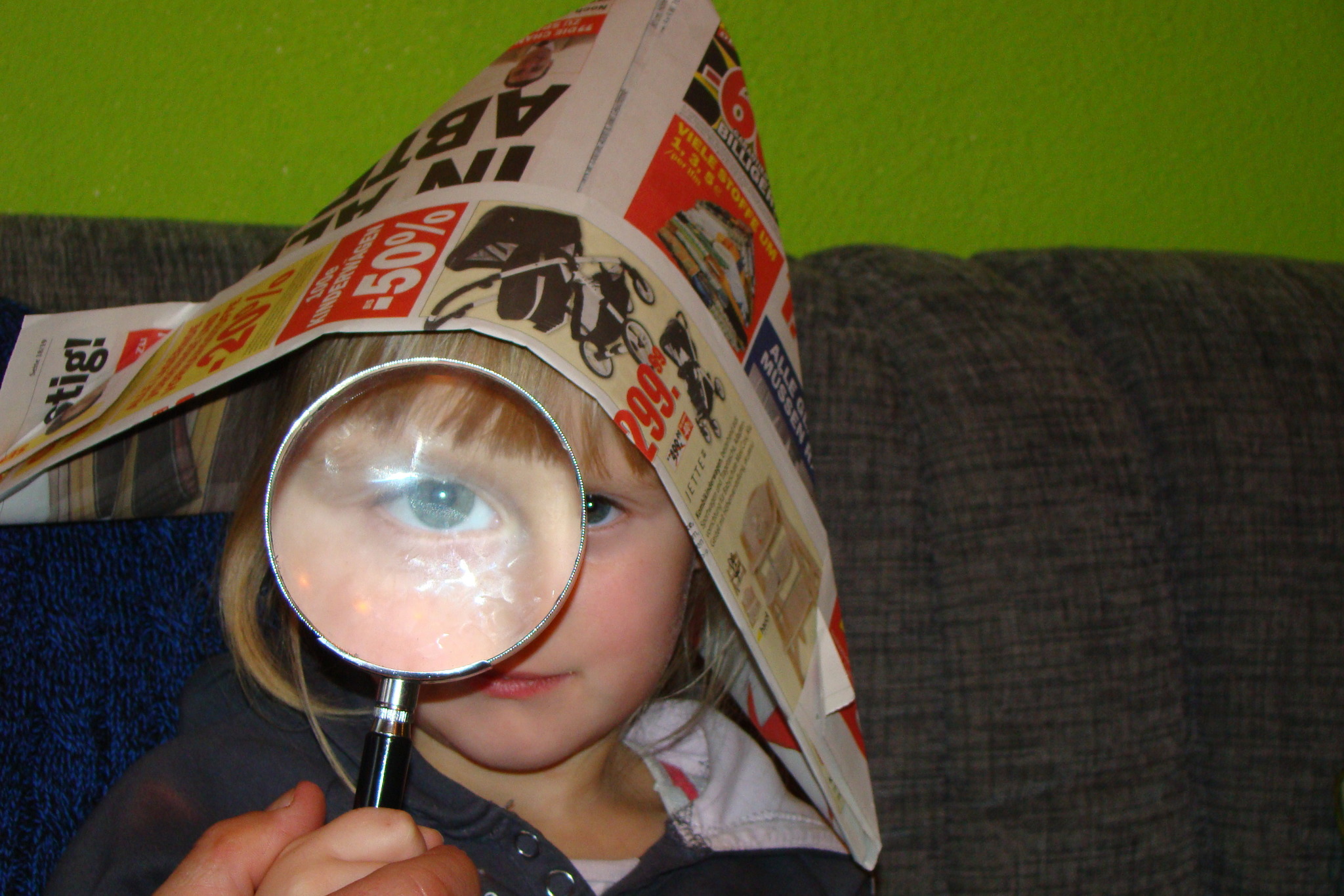 kreative Beschäftigung: Papierhut basteln und mit der Lupe die Welt ...