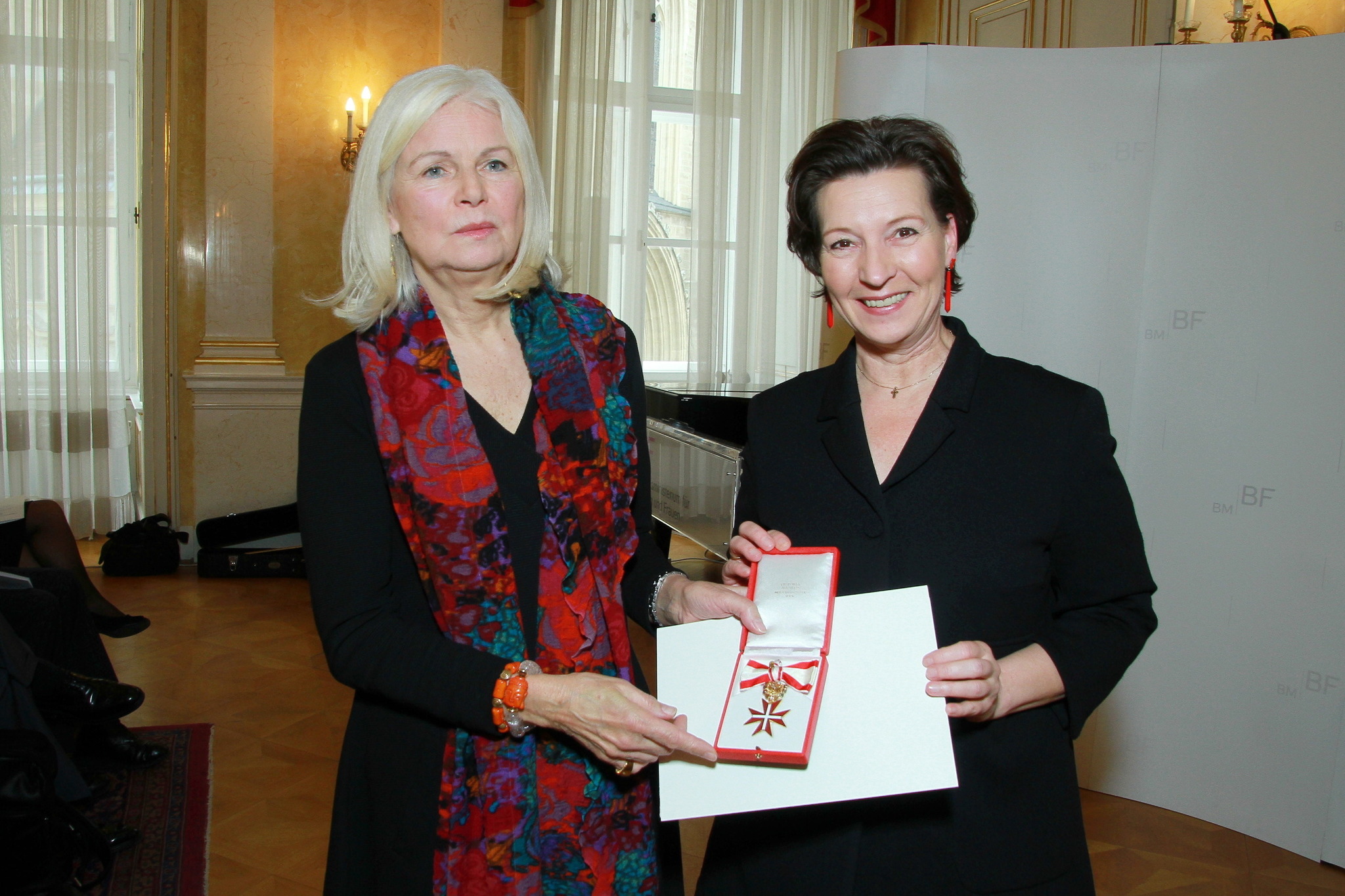 Heinisch-Hosek verleiht Prof. Elfriede Hammerl das Goldene Ehrenzeichen ...