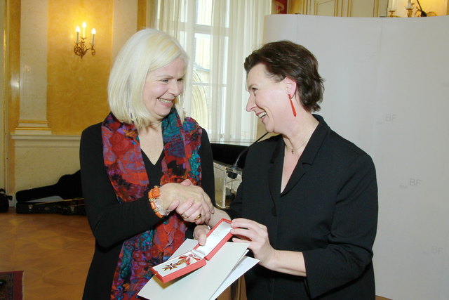 Heinisch-Hosek verleiht Prof. Elfriede Hammerl das Goldene Ehrenzeichen ...