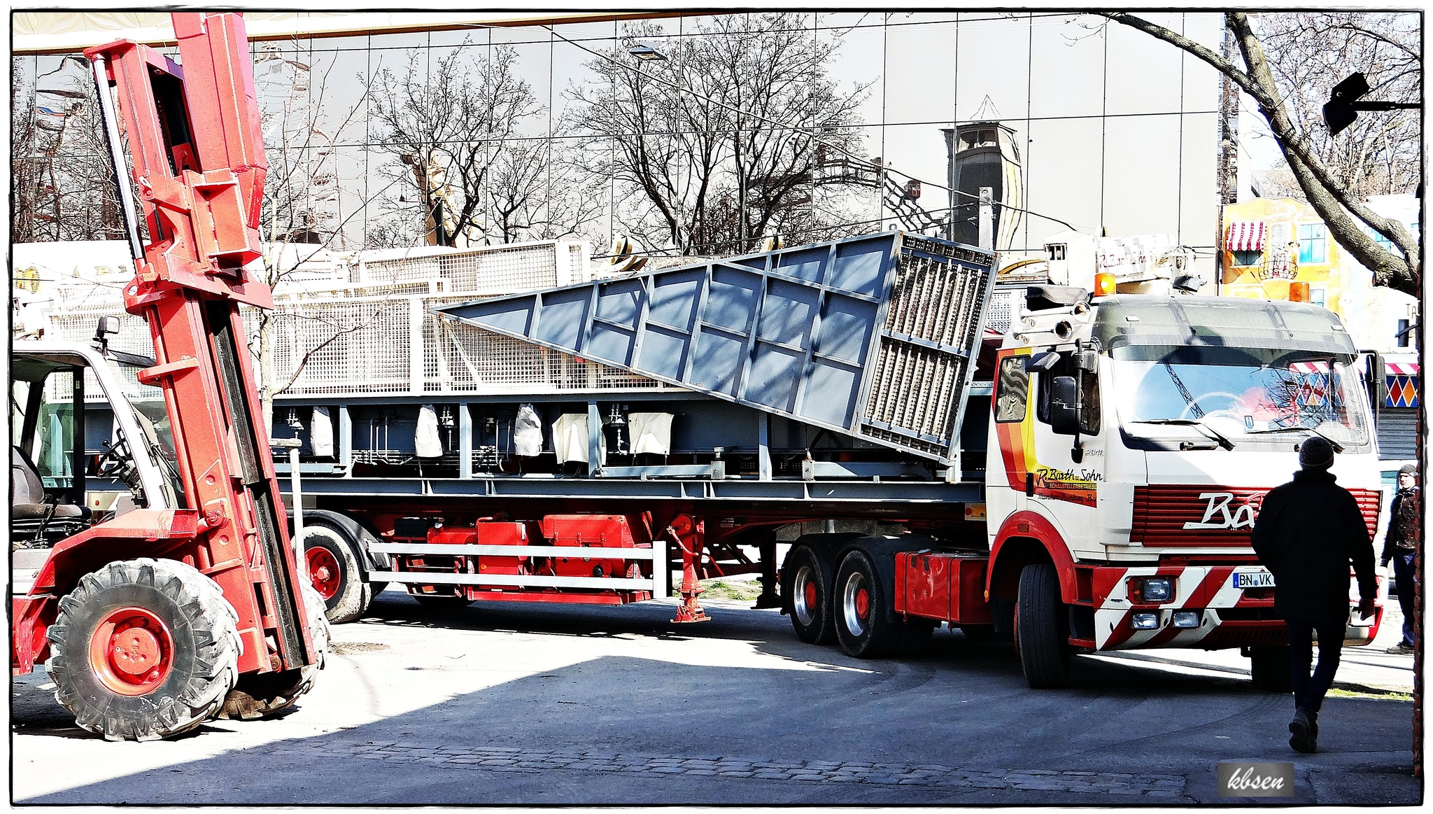 Hier entsteht die neue Praterattraktion - OLYMPIA 5er Looping Bahn ...