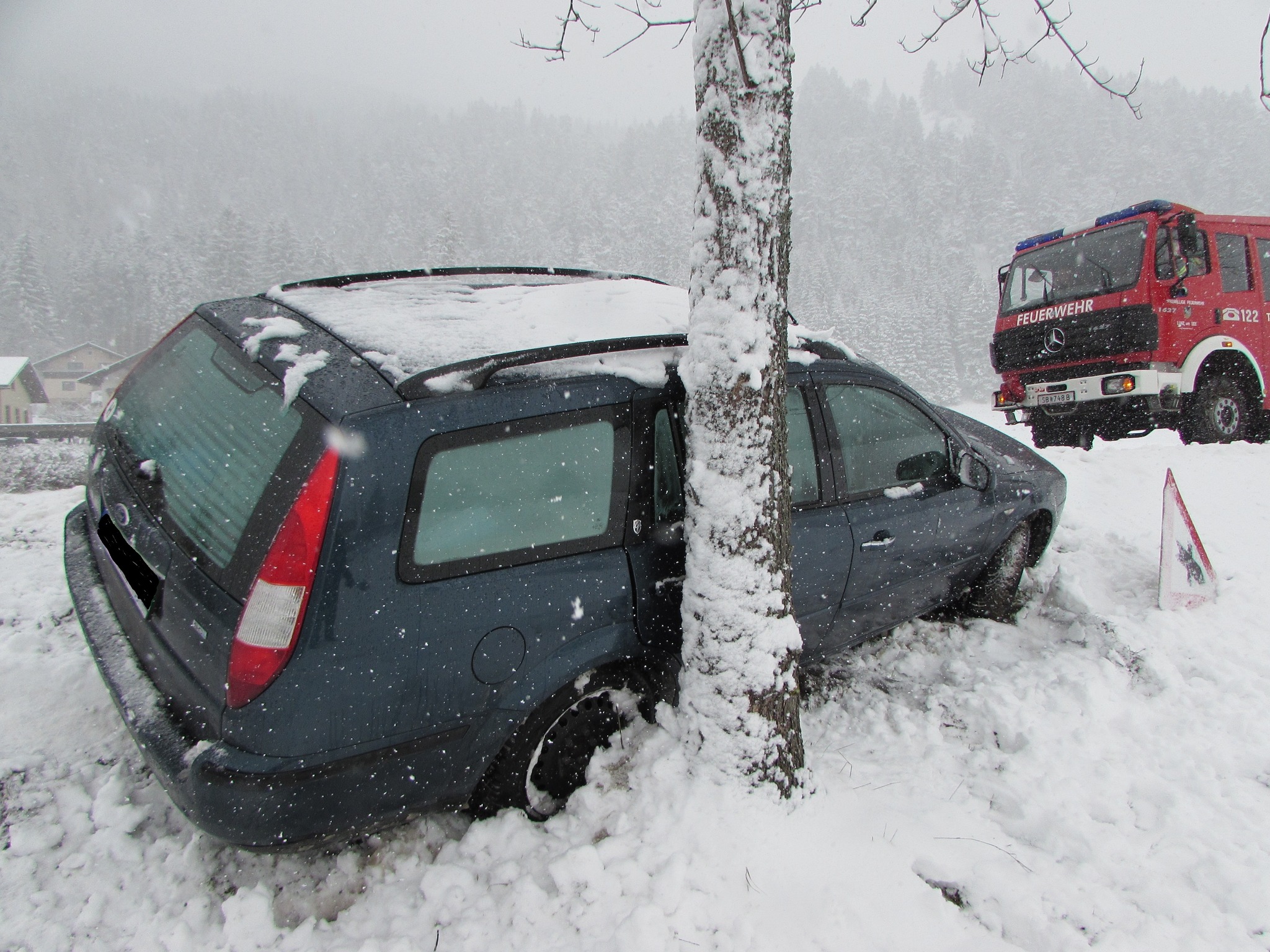 Unfall auf schneeglatter Fahrbahn in Lunz am See - Scheibbs