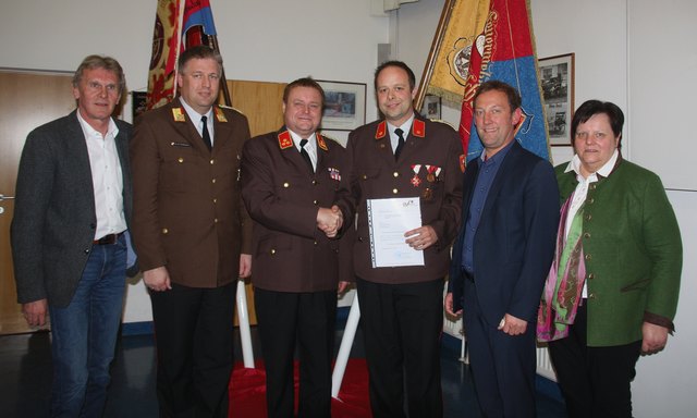 Christian Machnik übergibt das Zepter des Ortsfeuerwehrkommandanten ...