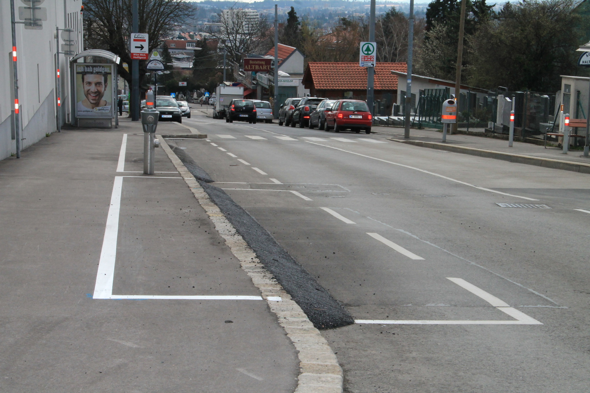Waidhausenstraße: Soll man hier auf dem Gehsteig parken? - Penzing