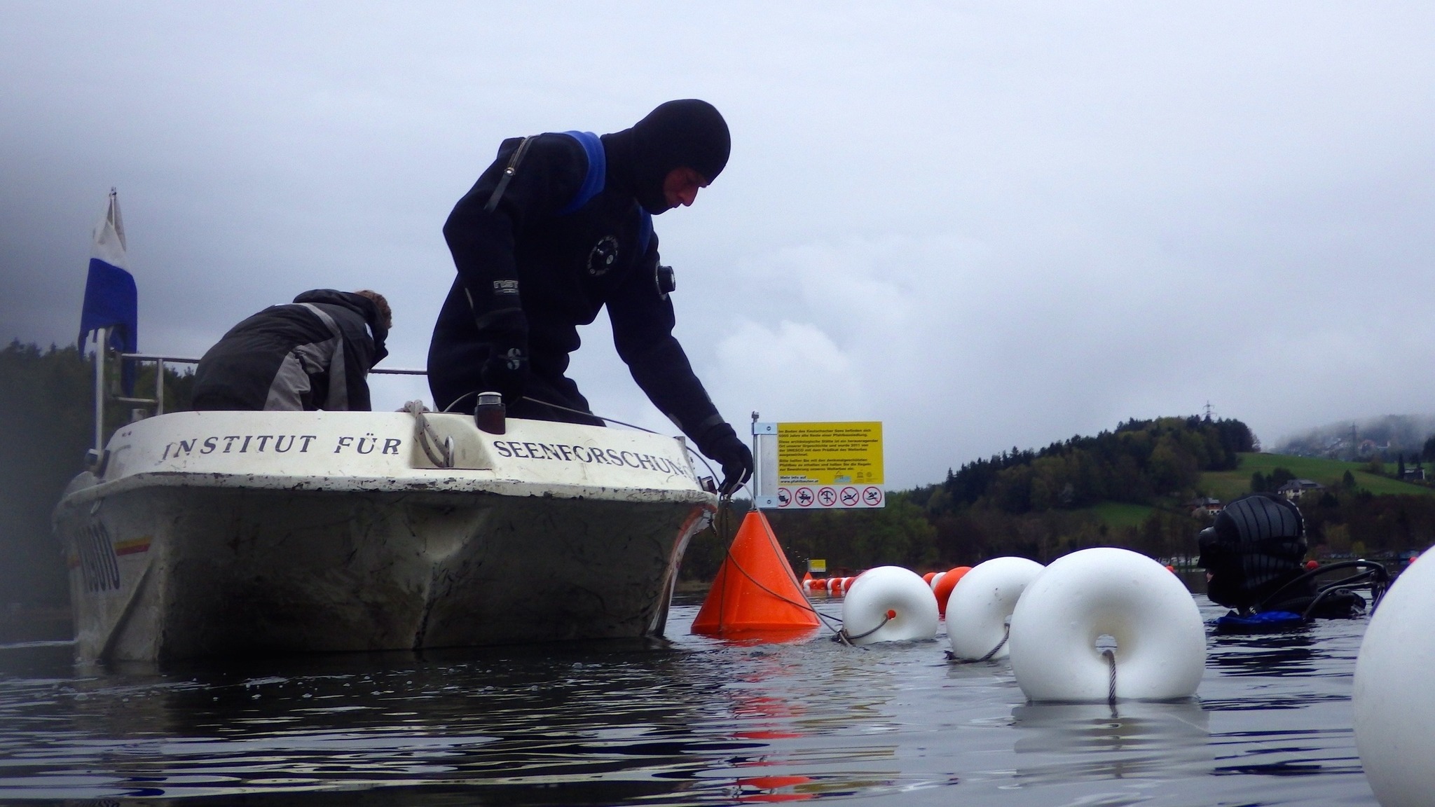 Neue Bojen markieren das UNESCO-Welterbe im Keutschacher See - Klagenfurt