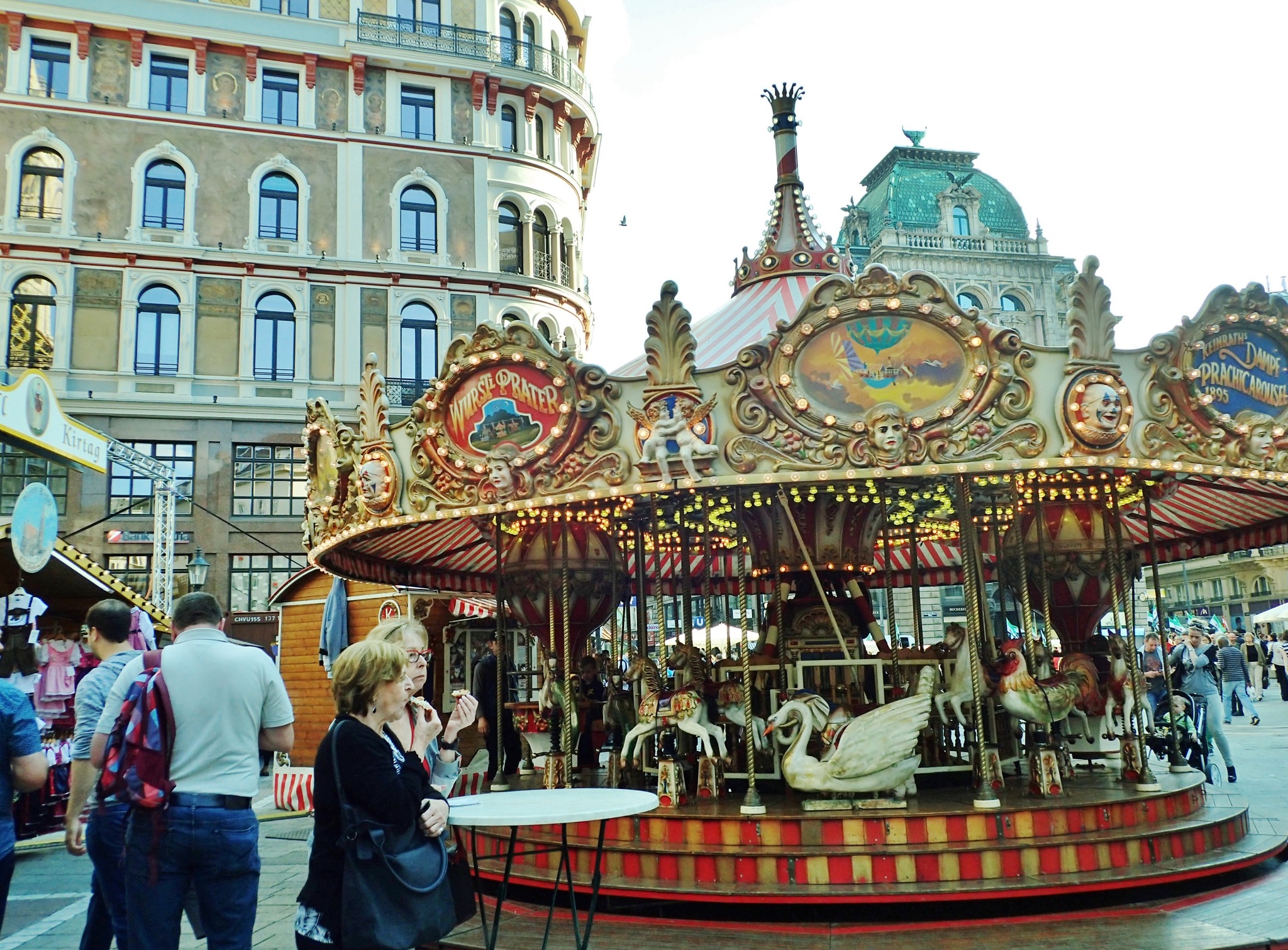 Altes Ringelspiel beim Steffl-Kirtag - Neubau