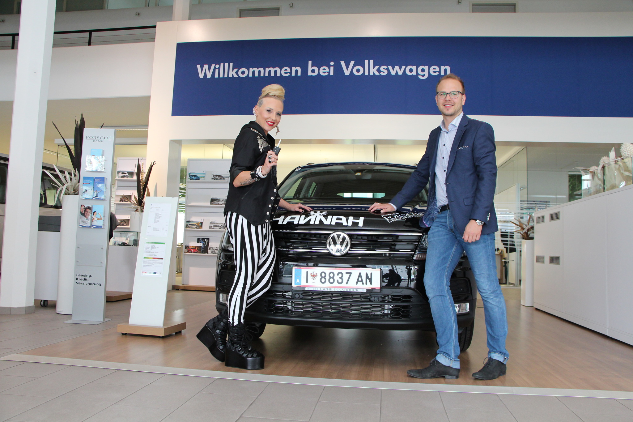 Alpen-Punkerin Hannah fährt auf VW Tiguan ab - Schwaz