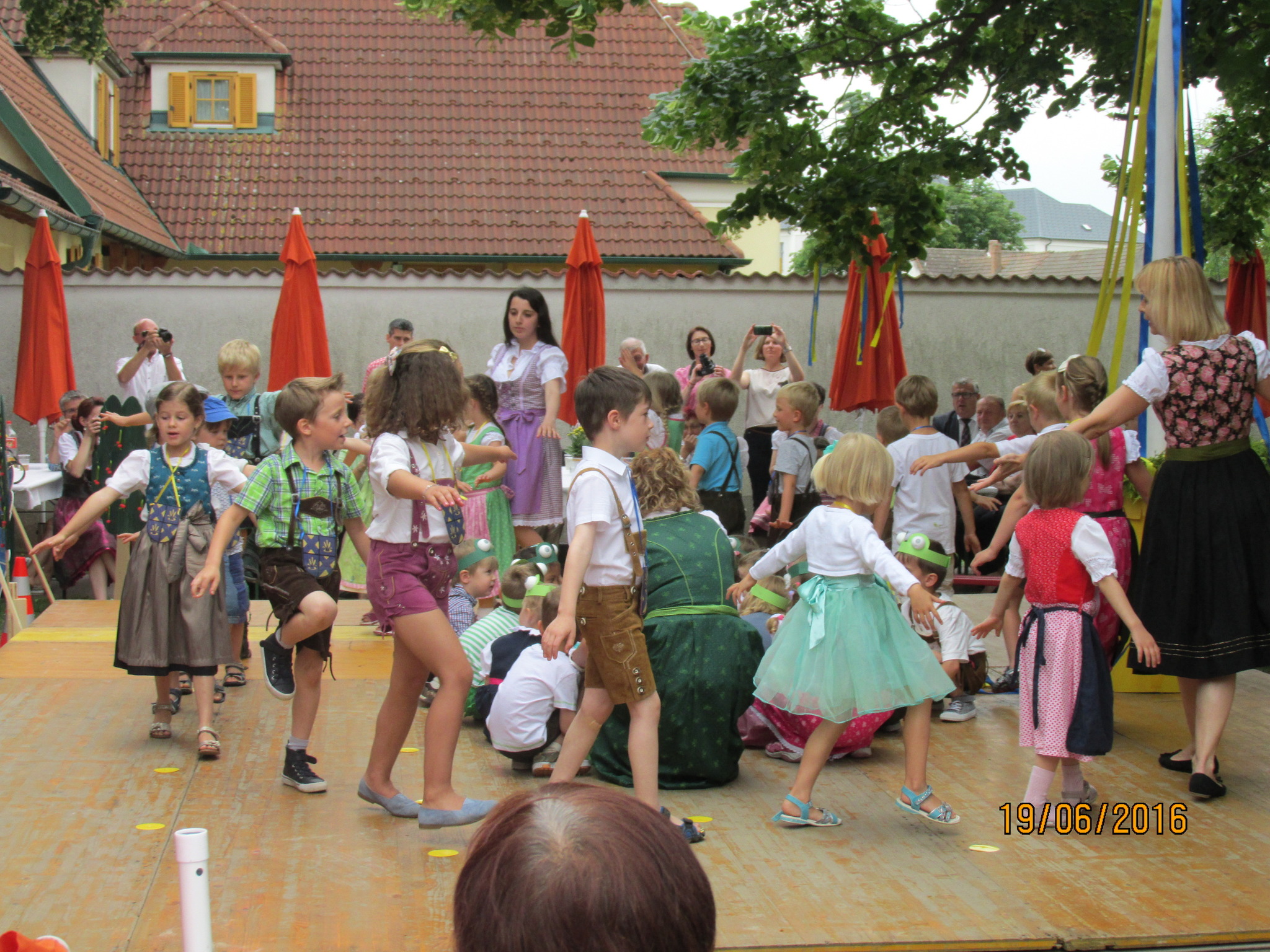 Kindergarten: Dorffest mit Felix, dem Hasen - Neusiedl am See