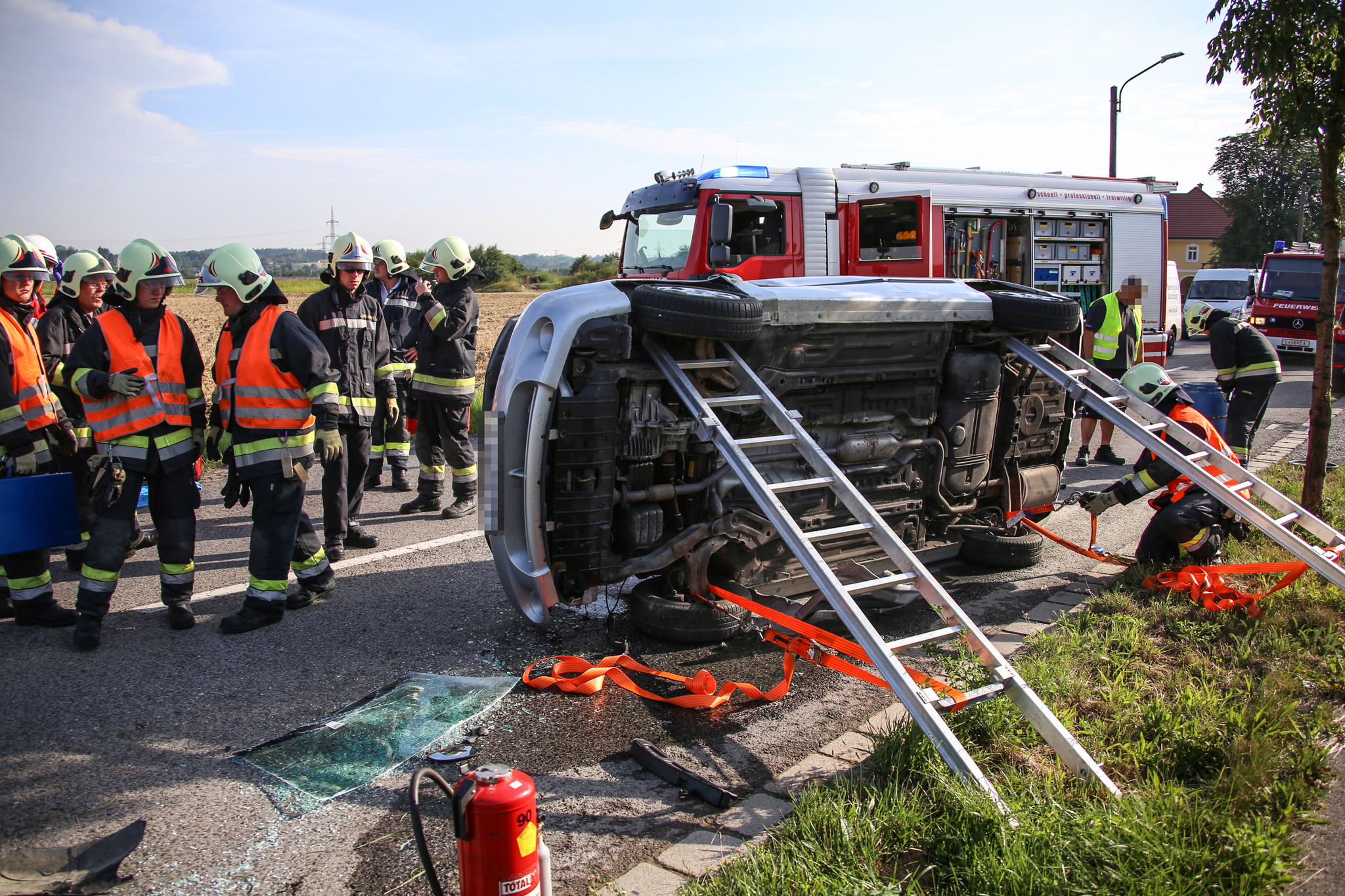 Lenkerin aus umgestürztem Fahrzeug befreit - Wels & Wels Land