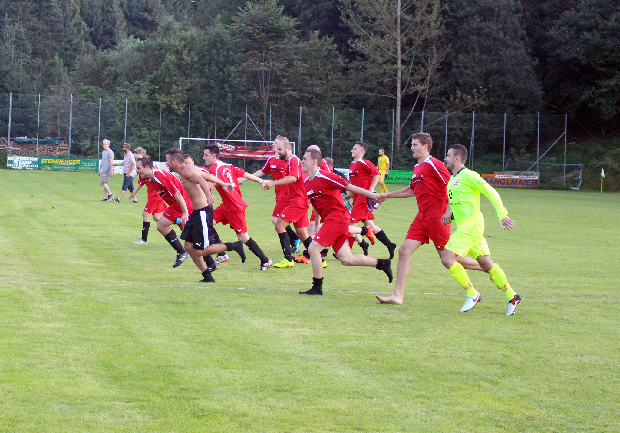 Ein 10:0, spannende Derbys und viele Tore – das Fußballwochenende im ...