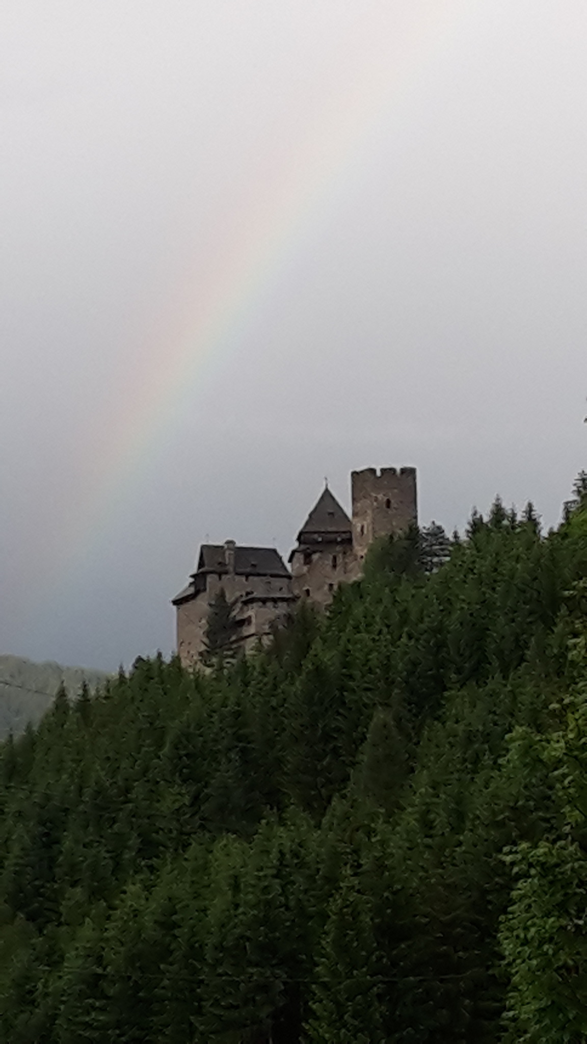 Regenbogen über der Burg Finstergrün in Ramingstein - Lungau