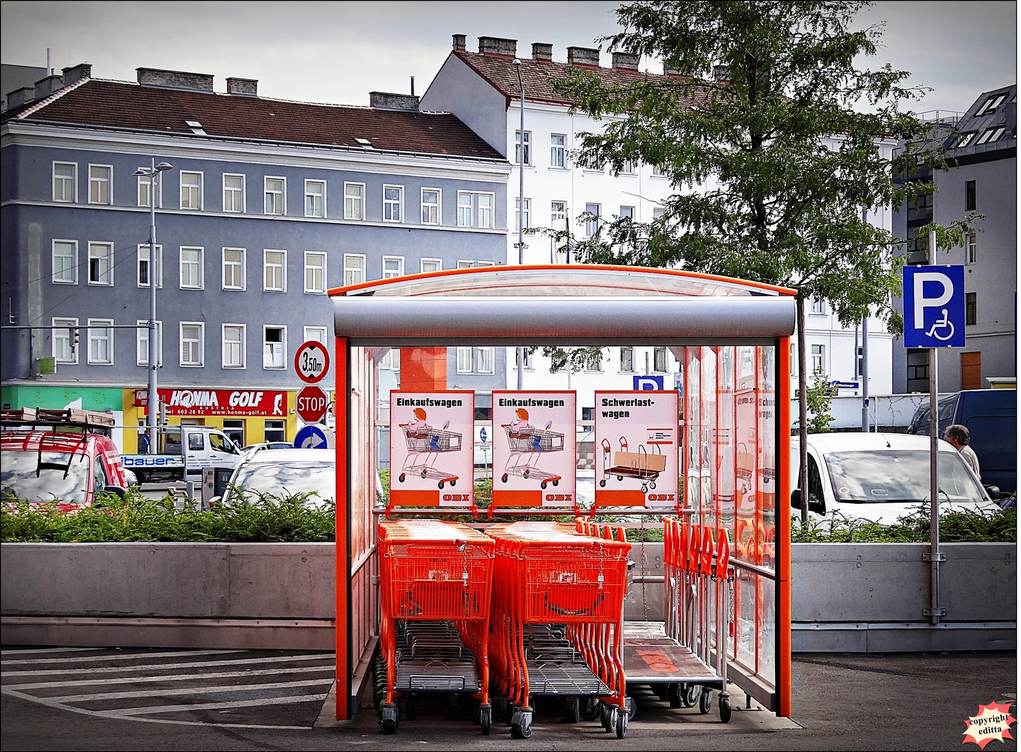 Die findet man schnell, die Einkaufswagerl in ROT! - Wieden