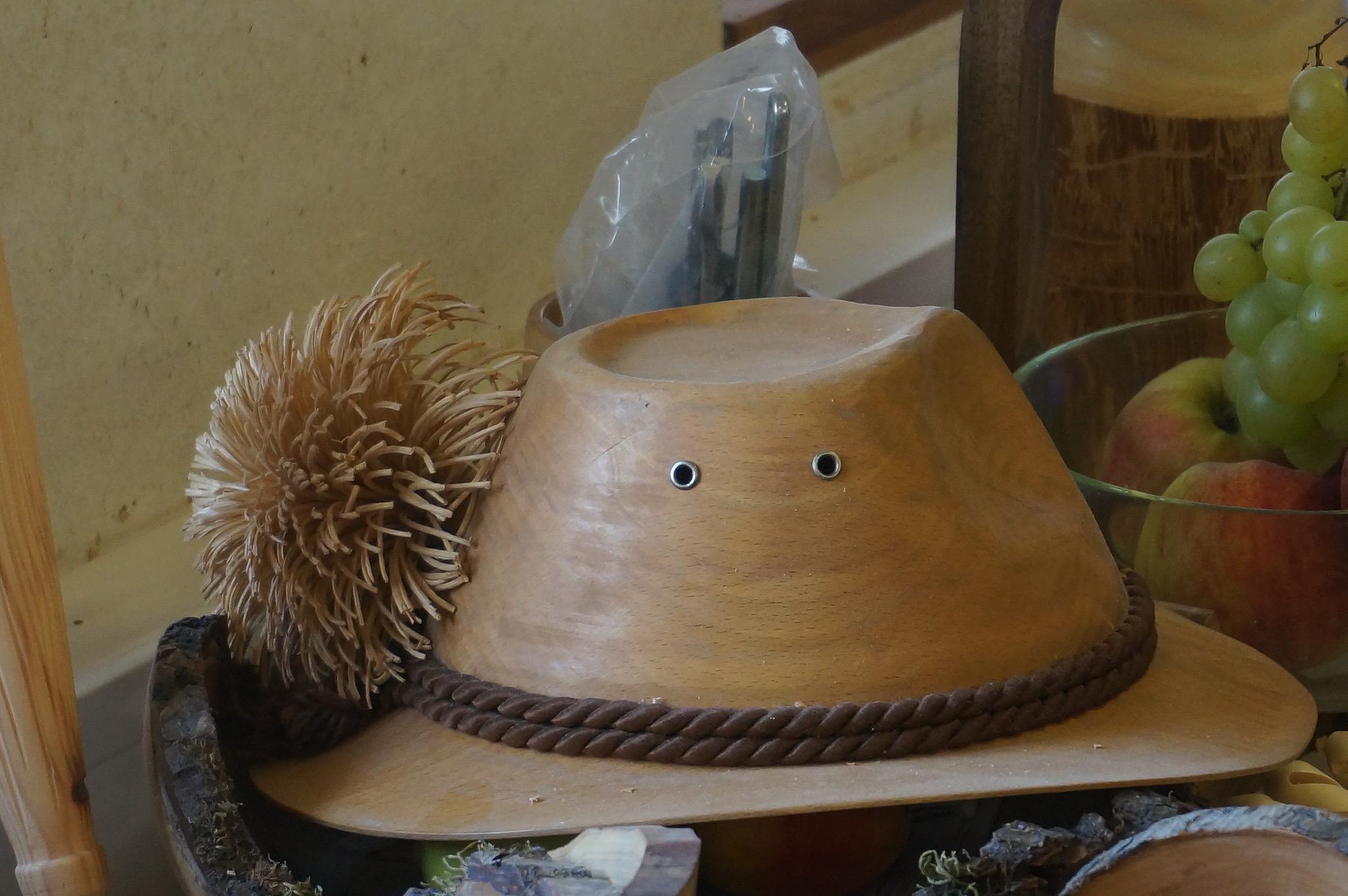 Die neueste Mode - ein Hut aus Holz. - Imst