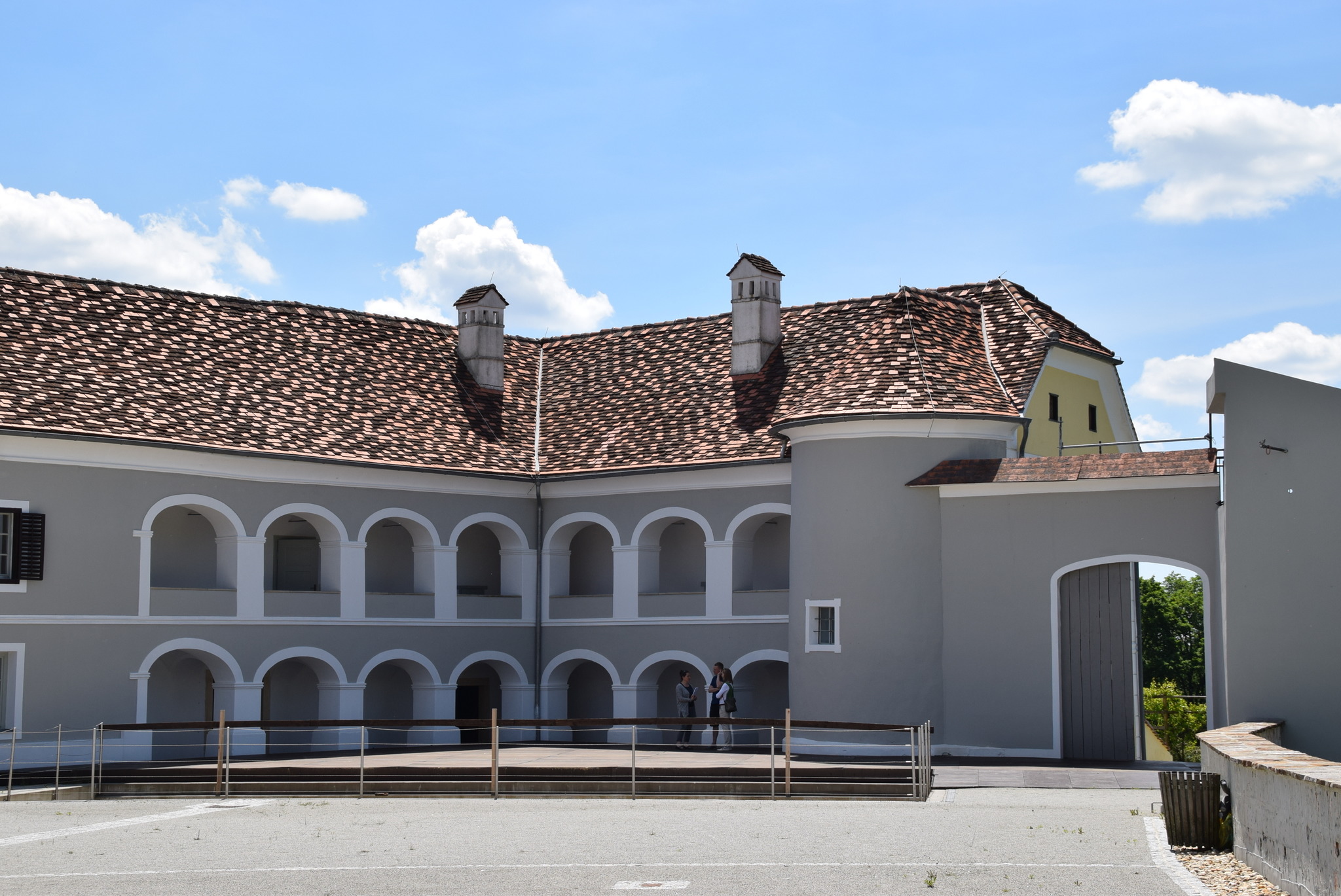 Grenzüberschreitende Kunstausstellung auf Schloss Tabor - Jennersdorf