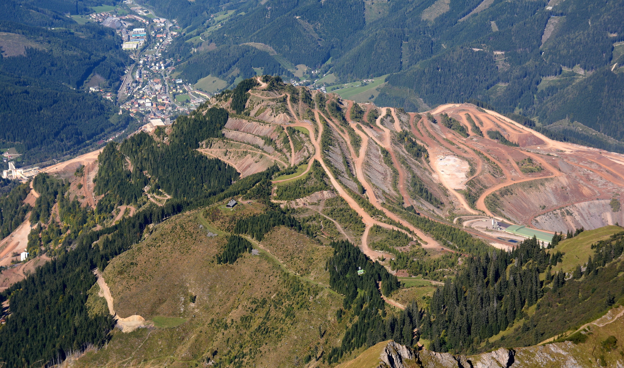Blick vom Eisenerzer Reichenstein auf den steirischen Erzberg und auf ...