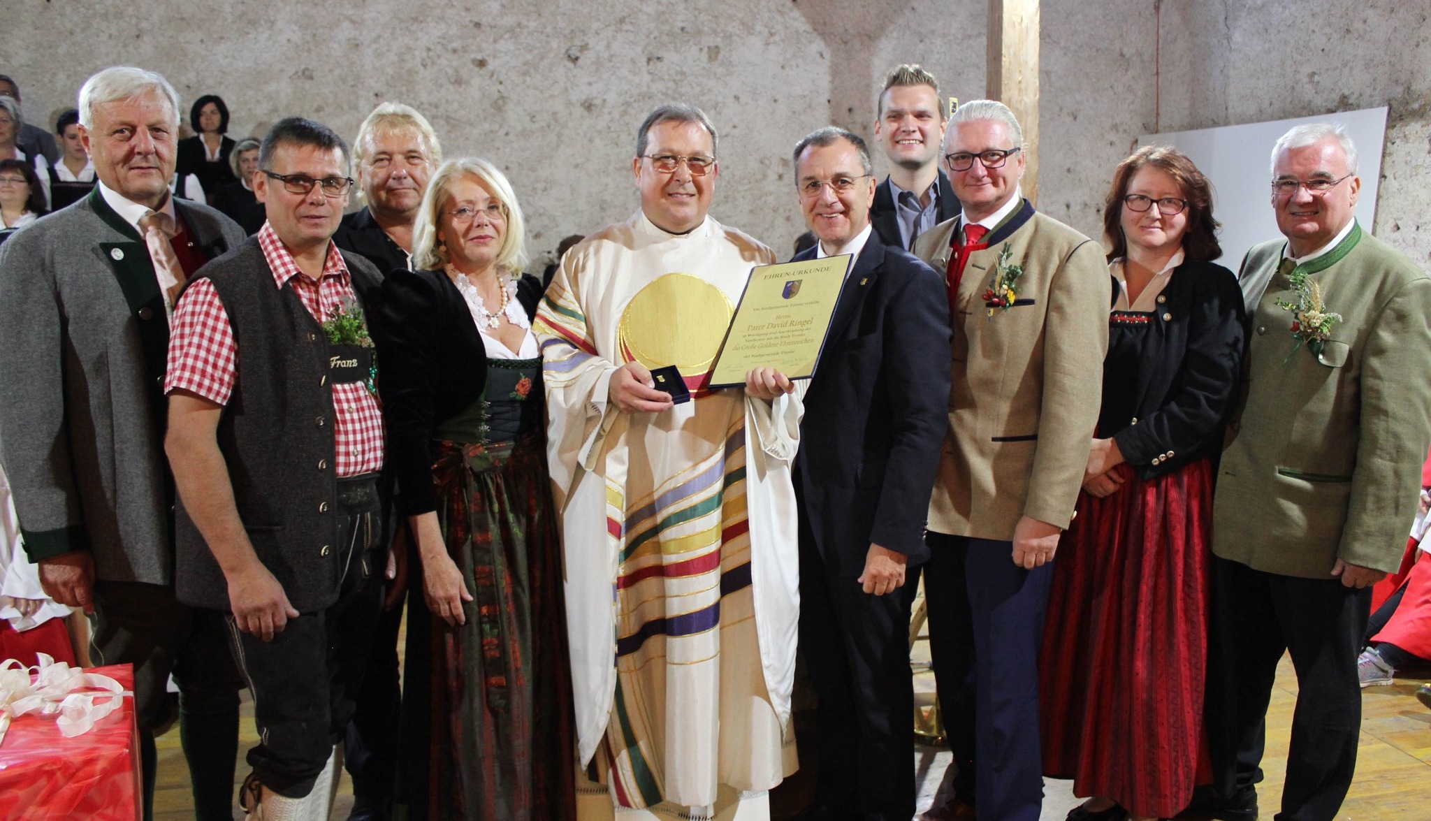 Großes Goldenes Ehrenzeichen der Stadt Ternitz für Dechant Pater David ...