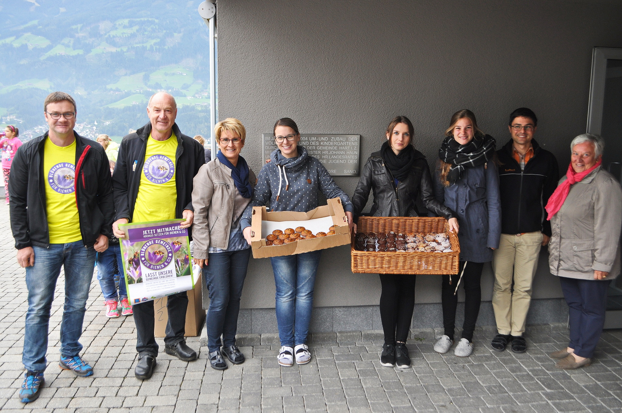 Krokusse für Bienen und Co. – Kinder der Volksschule Hart i.Z. mit ...