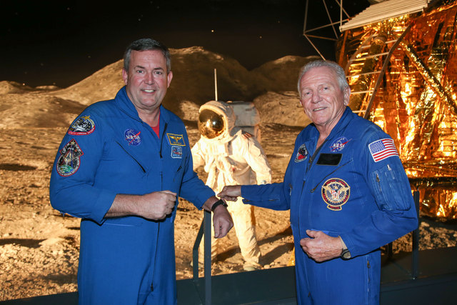 Astronauten Loren Shriver und Mike Foreman erzählten in Salzburg von ...