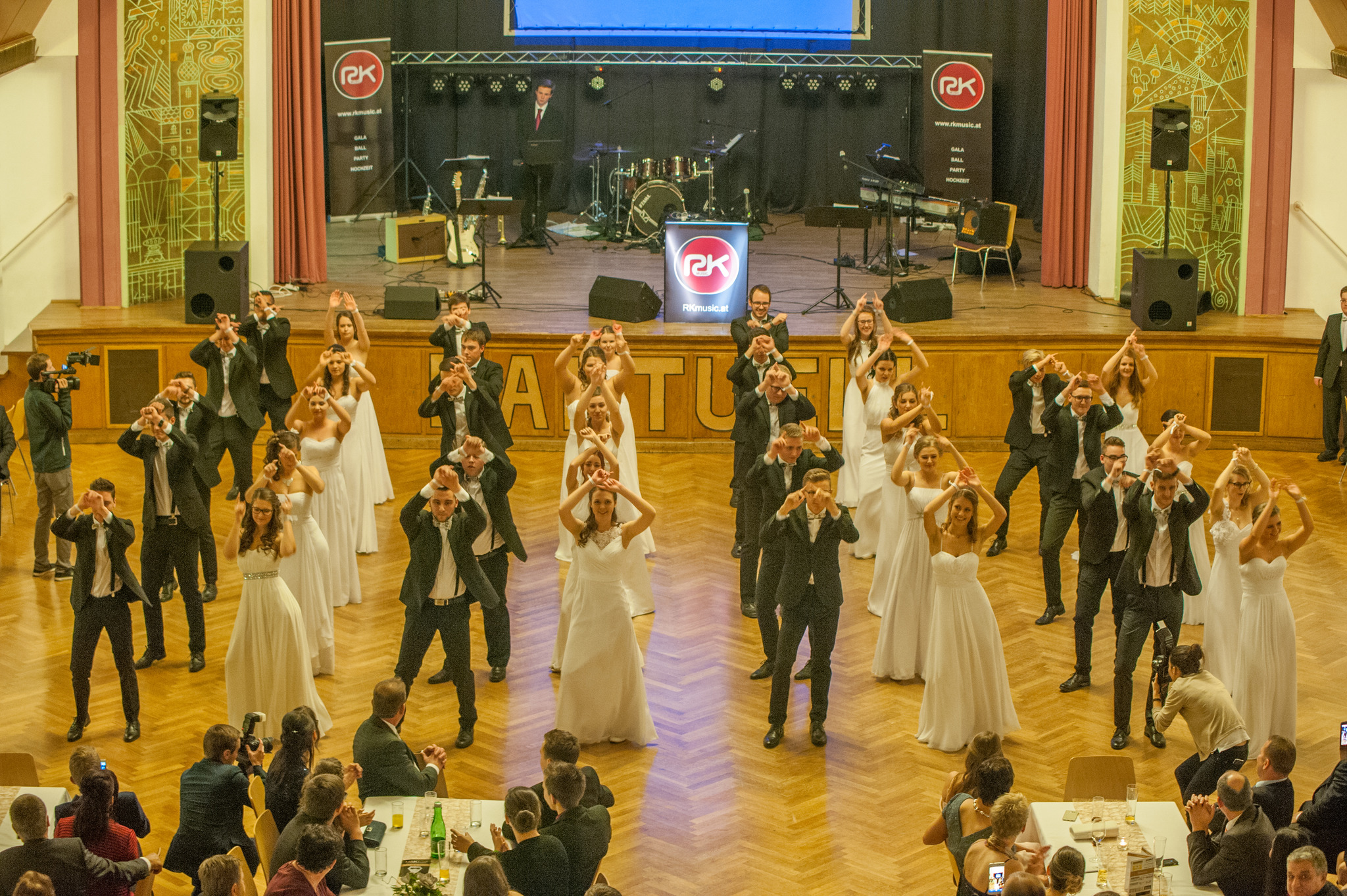 HAKTUELL - Alles Walzer beim Maturaball der HAK Perg - Perg