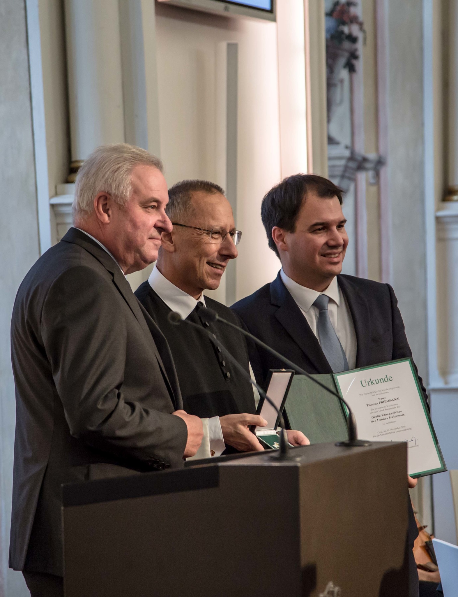 Großes Ehrenzeichen des Landes für Pater Thomas Friedmann vom Stift ...