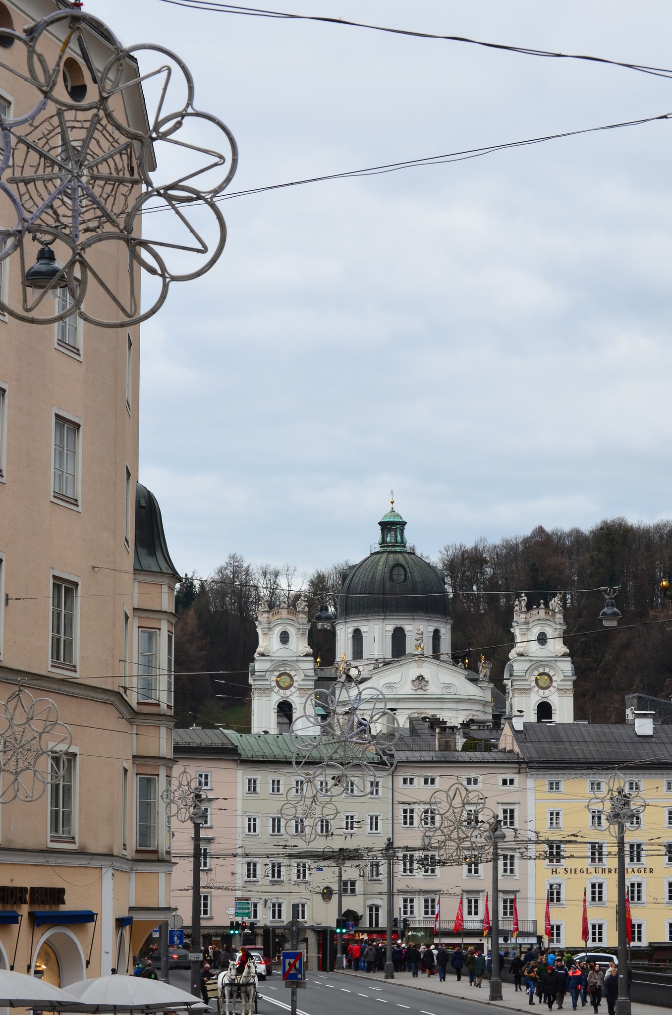 Blick von der festlich geschmückten Linzergasse auf die Kollegienkirche ...