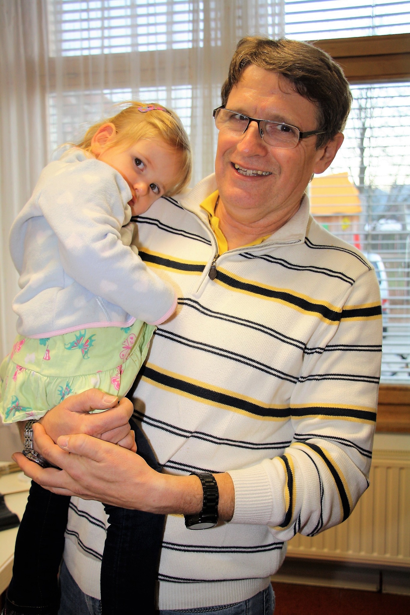 Auf Opas Arm lässt es sich leichter auf das Christkind warten. Zoe (2 ...