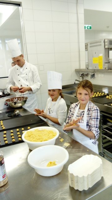 VS Zams zu Besuch in der Weihnachtsbäckerei - Landeck