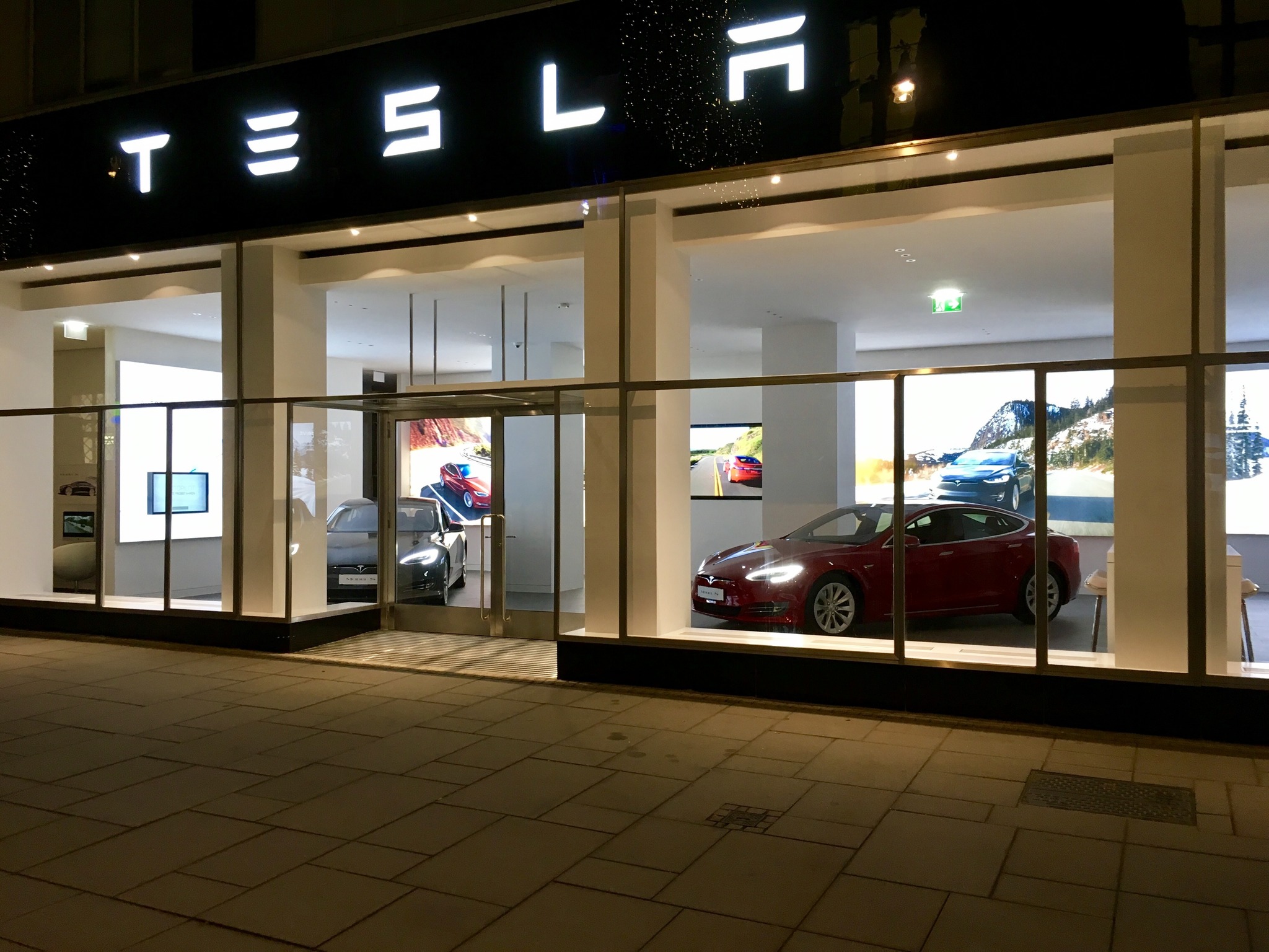 Tesla eröffnet Flagship-Store in der Inneren Stadt - Alsergrund
