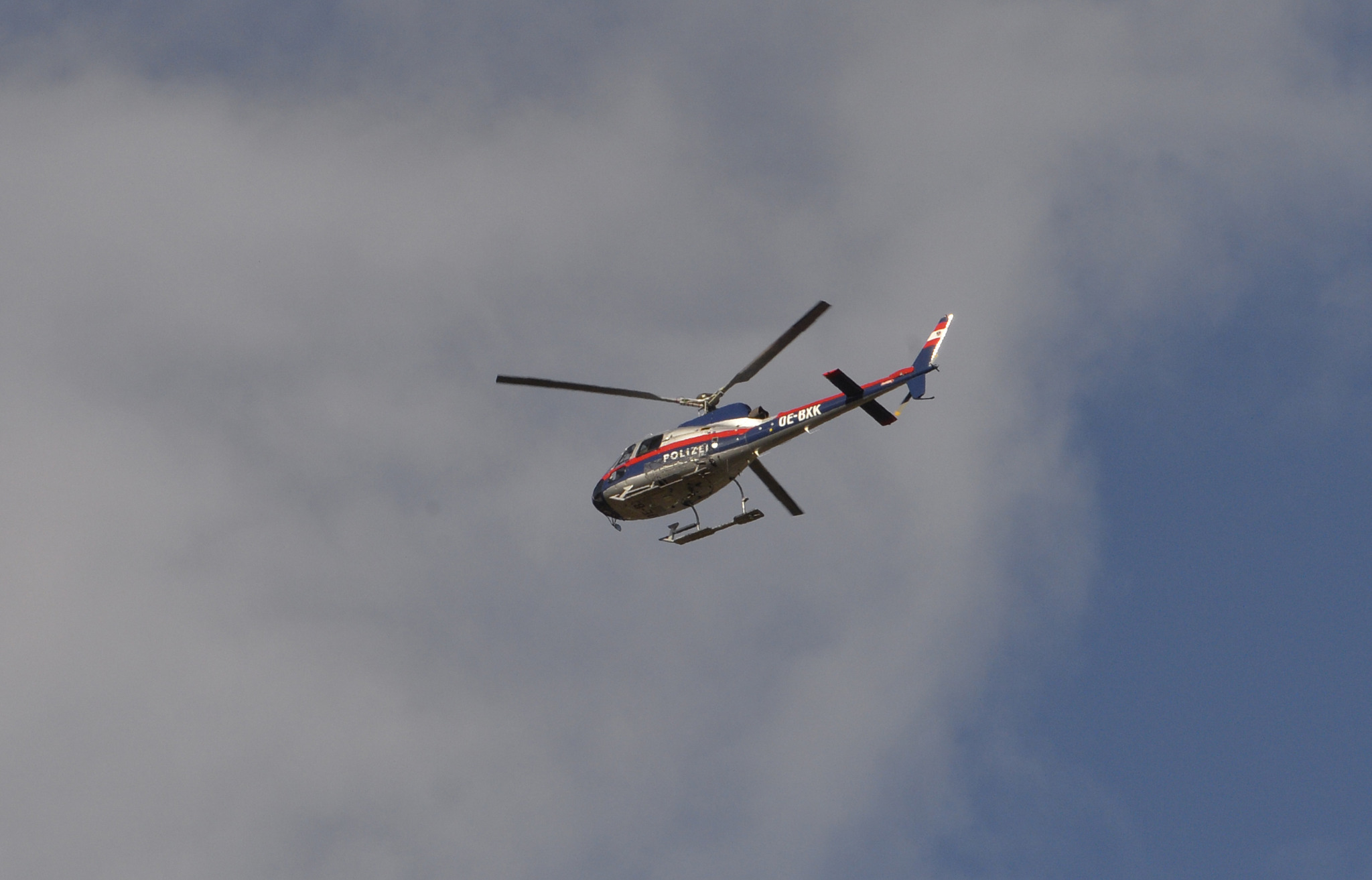 Nach Handtaschenraub: Fahndung mit Polizei-Hubschrauber - Innsbruck