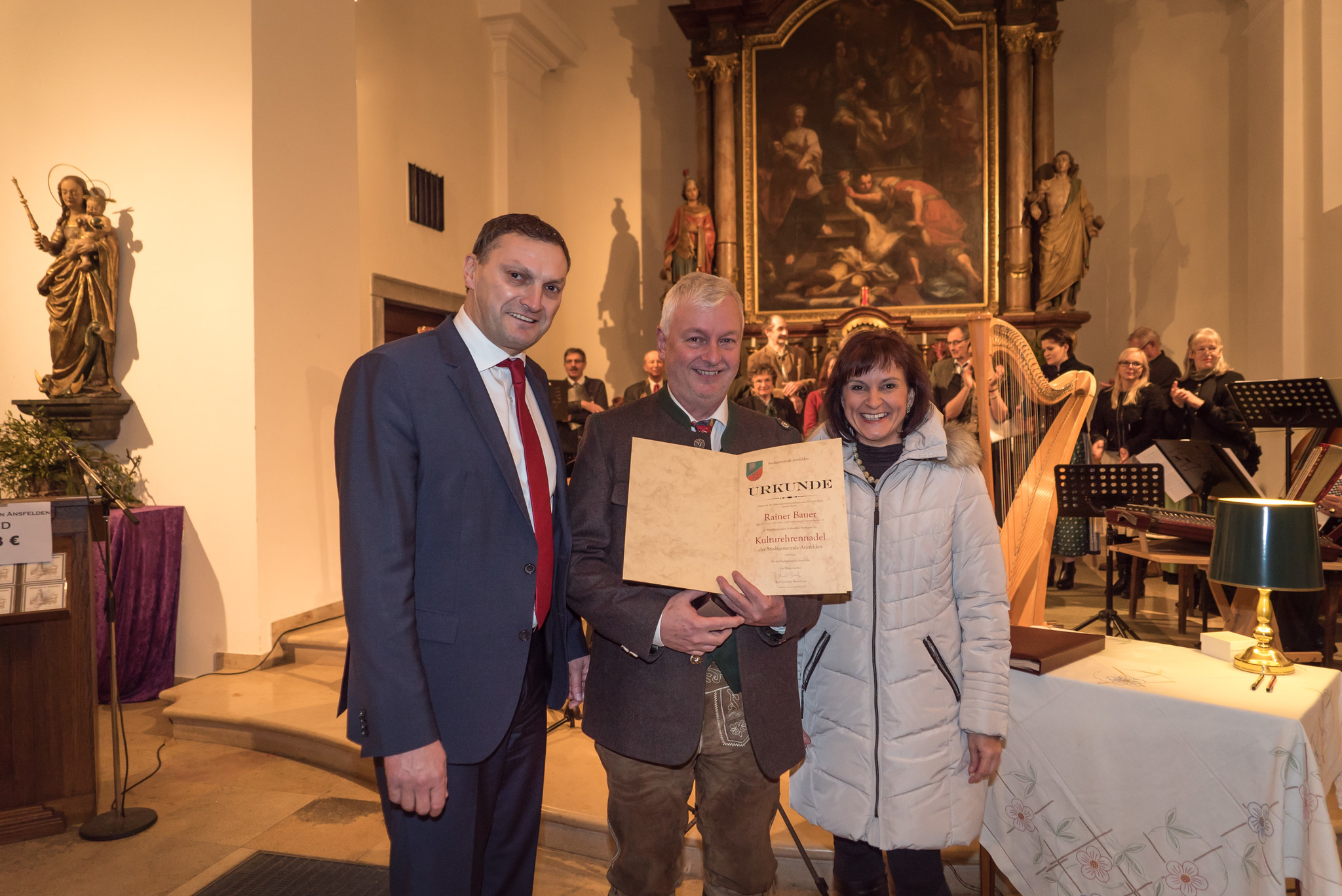 Rainer Bauer bei Weihnachtskonzert in Ansfelden geehrt - Linz-Land