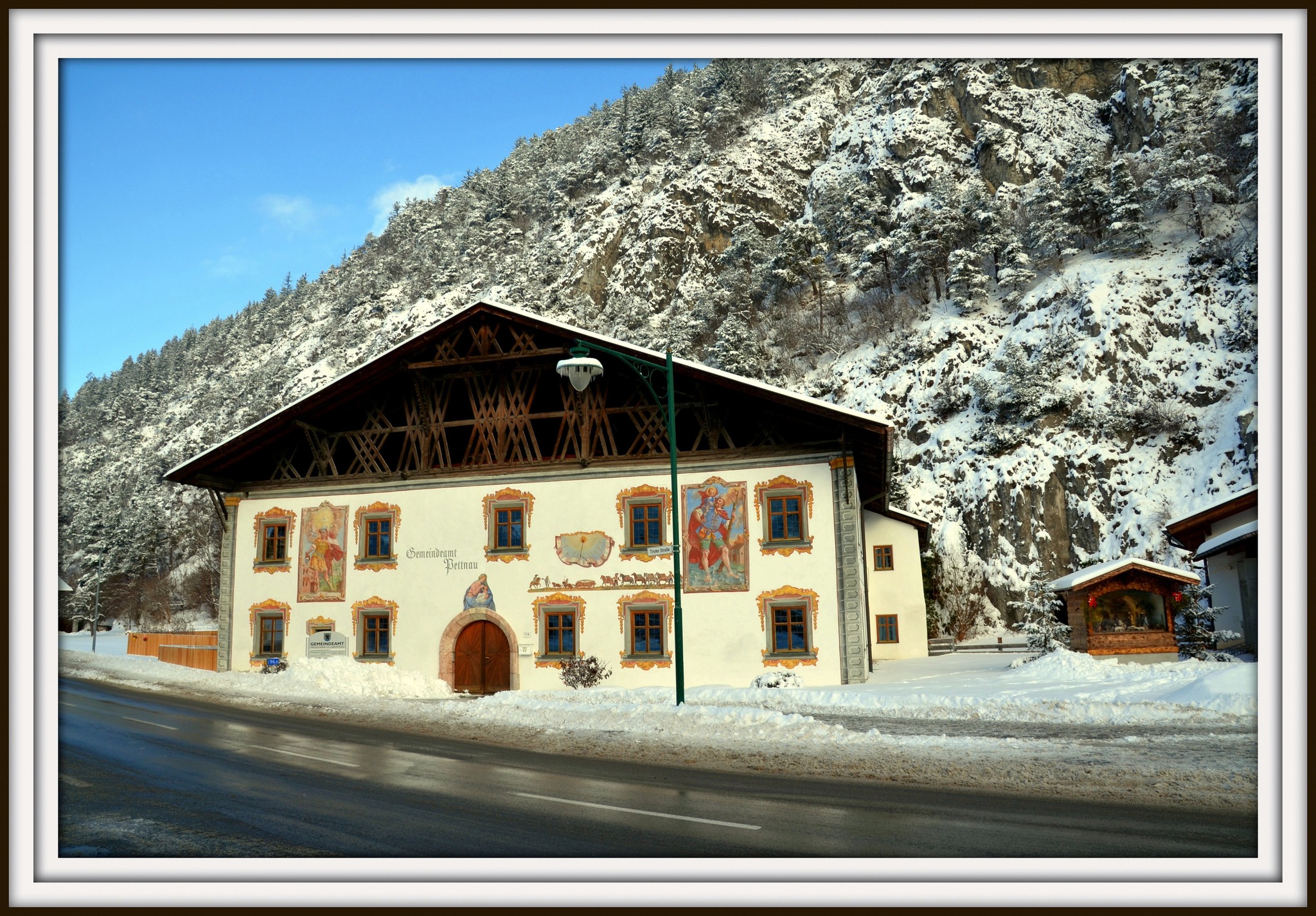 Gemeindehaus Pettnau mit Dorfkrippe - Telfs