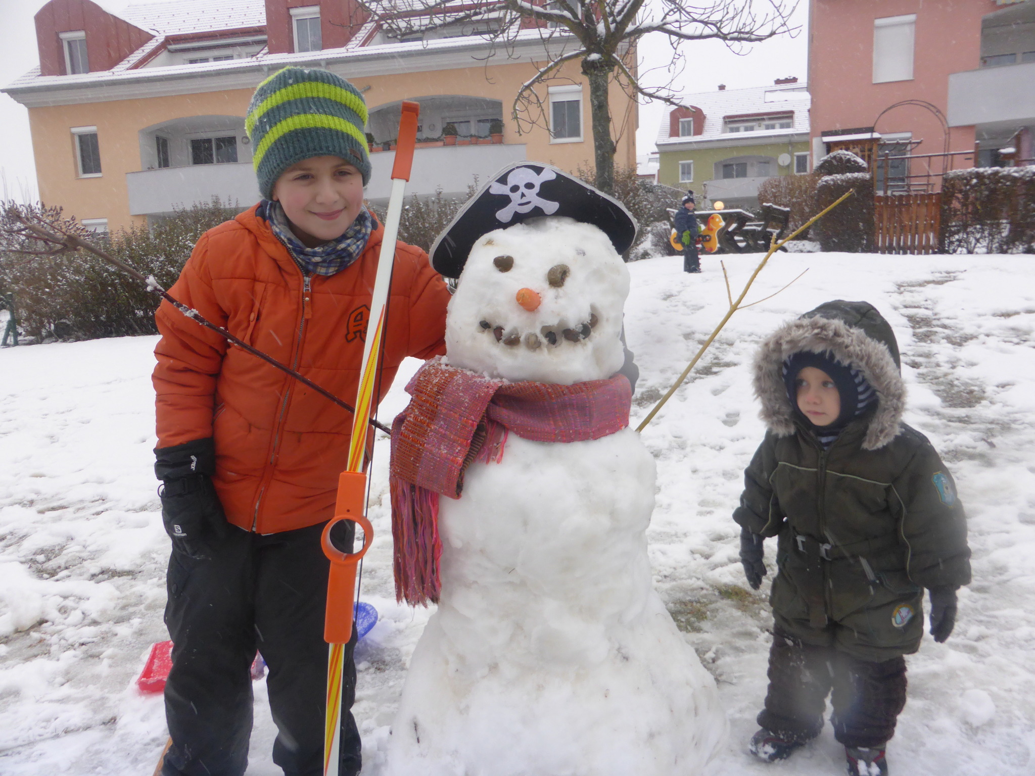 Hurra der Schnee ist da: Jakob und Benjamin aus Jormannsdorf mit ihrem ...