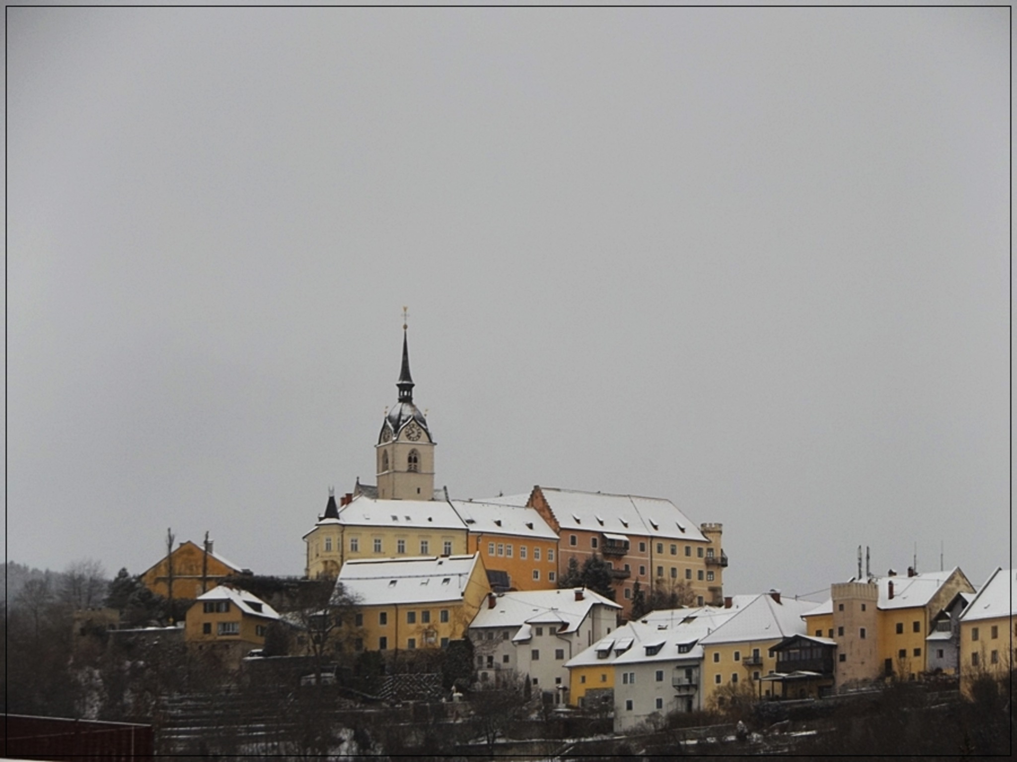Blick Richtung Altstadt in Althofen mit einer kleinen Schneedecke - St ...