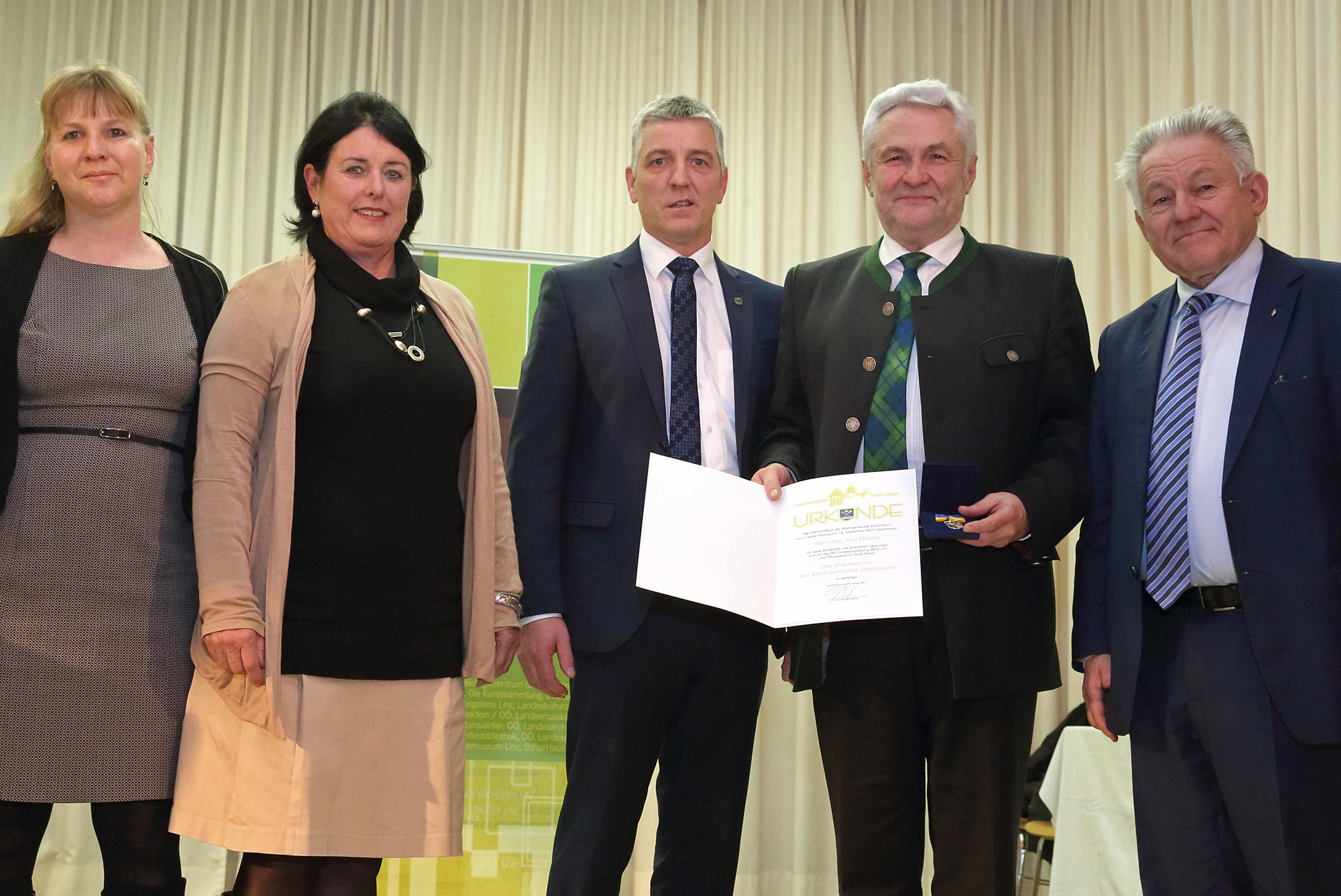 Karl Platzer bekam das Stadlinger Ehrenzeichen - Wels & Wels Land