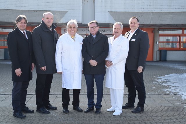 Chirurgen operieren VOR dem LKH Oberwart - Oberwart