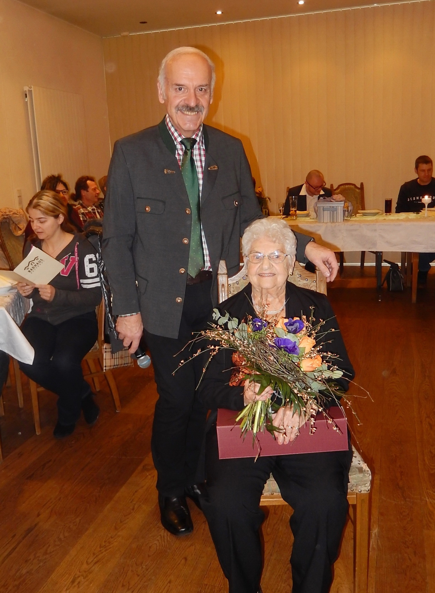 Semino Rossi gratulierte Fan Maria Ries telefonisch zum 90.Geburtstag ...